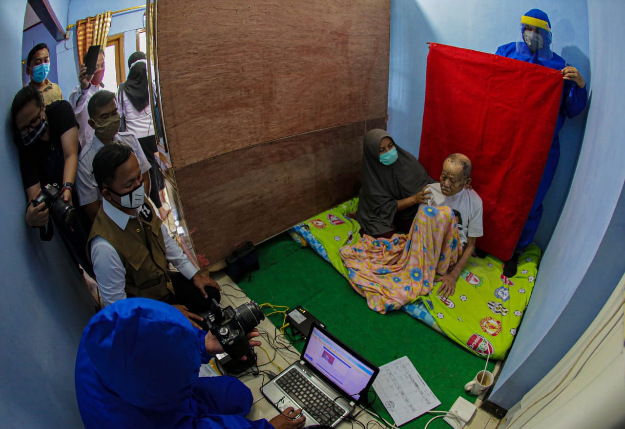 Bima Arya Tinjau Layanan Jemput Bola Rekam dan Cetak e-KTP Bagi Lansia ...